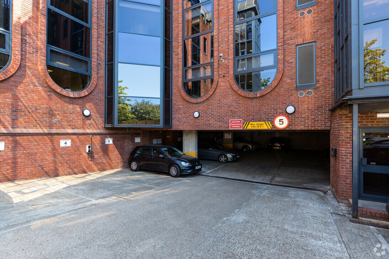 Export House, WOKING, Woking - Office property in Woking - Vail Williams